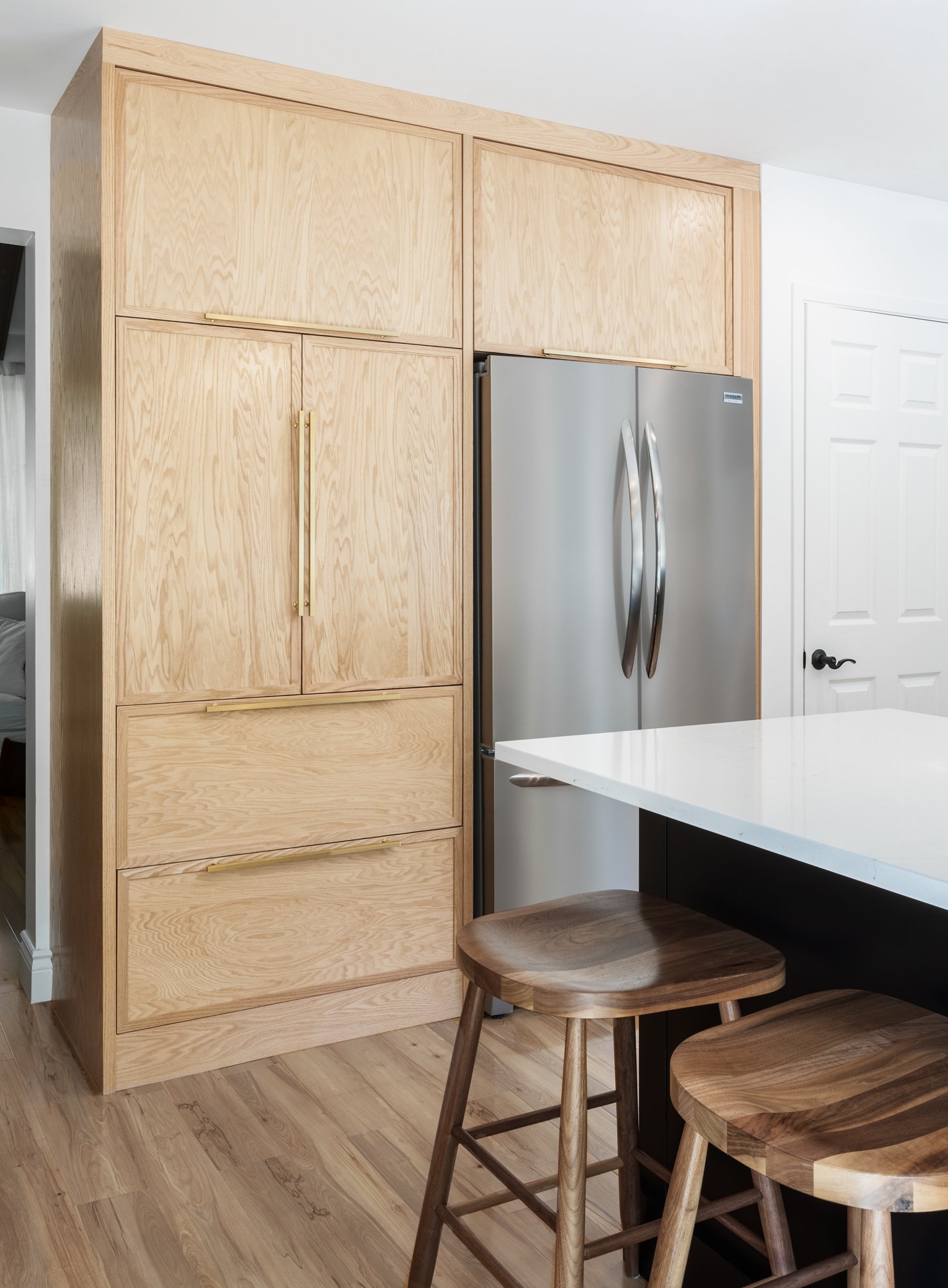 Walnut vs. Oak: A Comparison of Kitchen Cabinet Materials